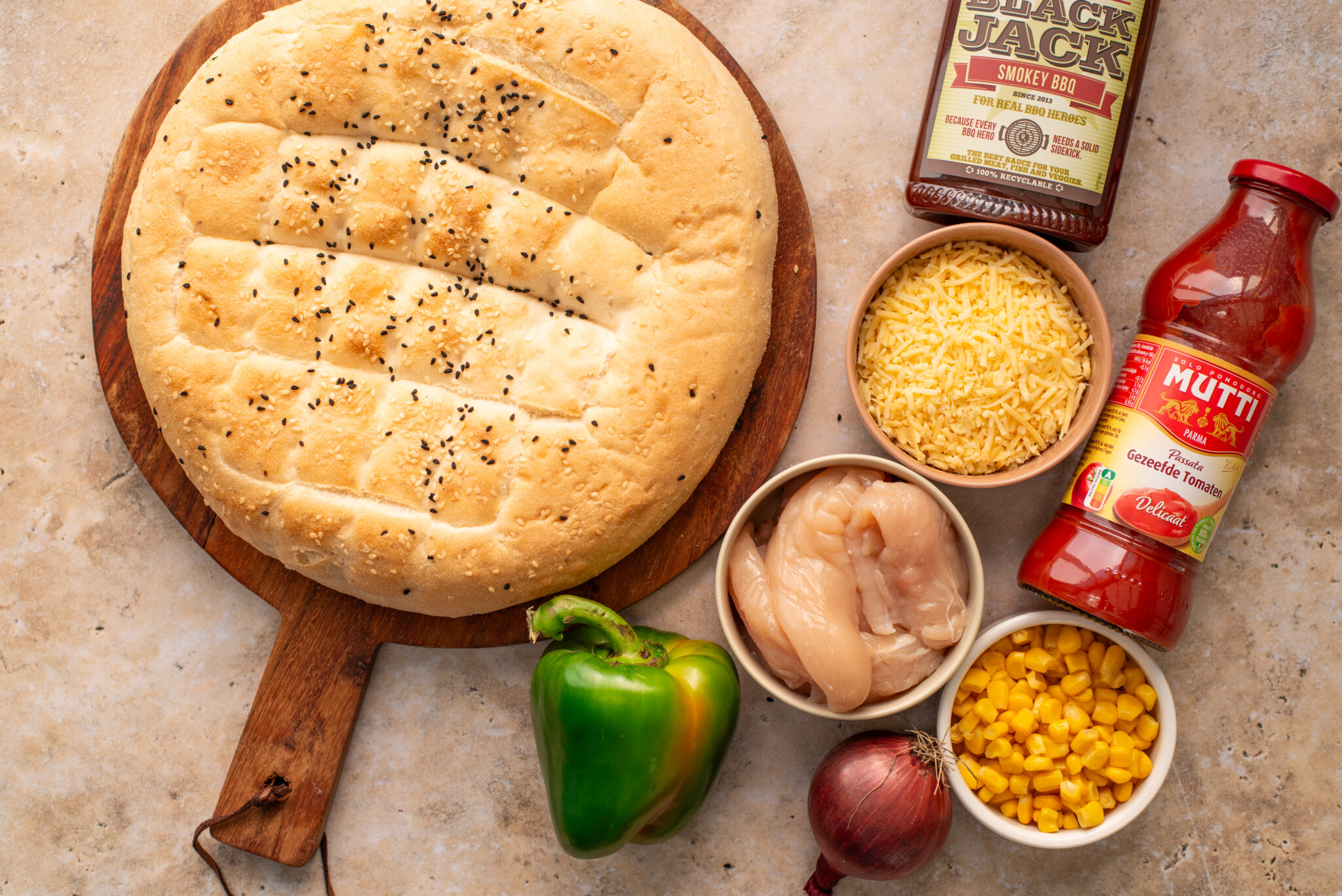 BBQ chicken pizza op Turks brood - Doortjes Keuken