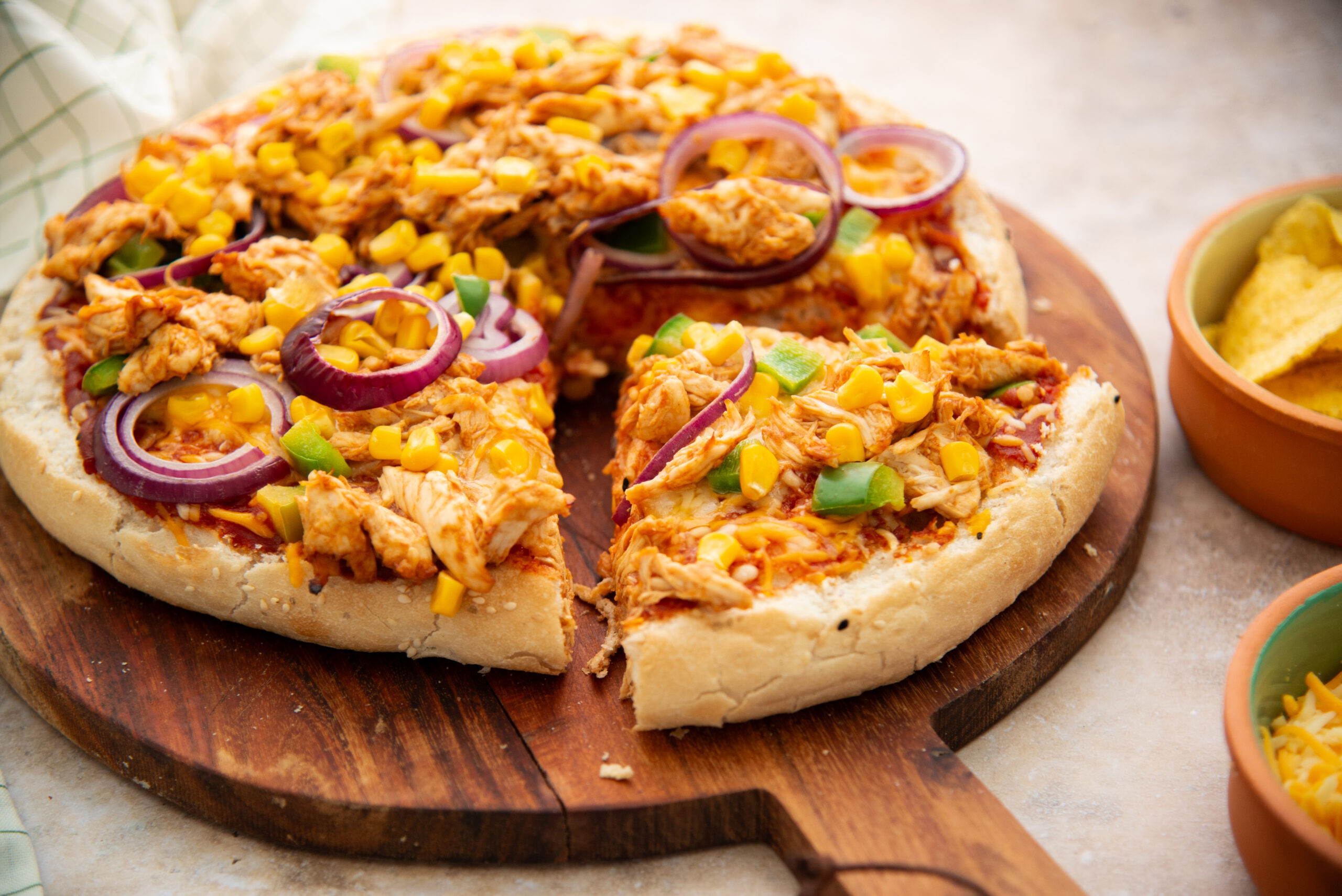 BBQ chicken pizza op Turks brood - Doortjes Keuken