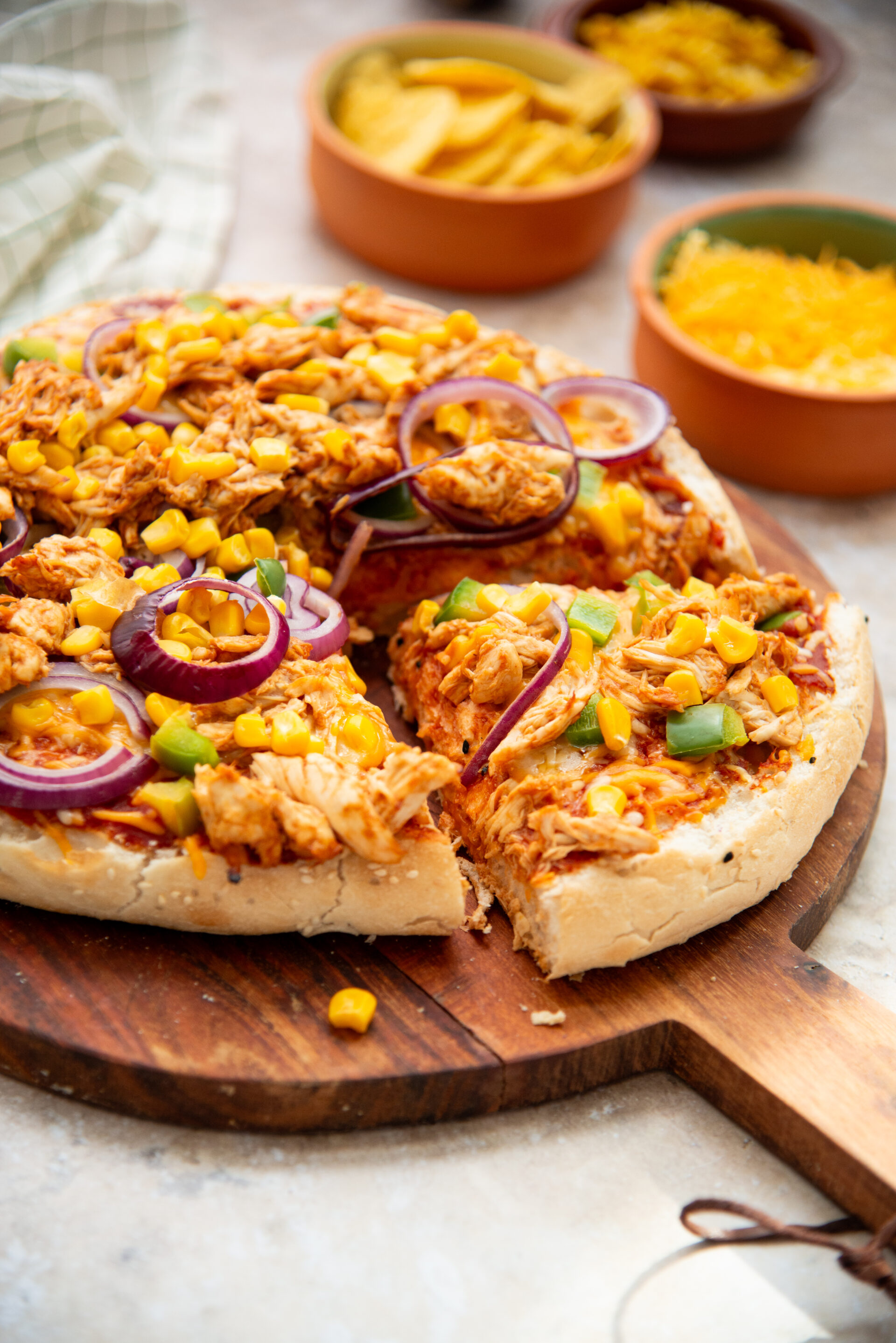 BBQ chicken pizza op Turks brood - Doortjes Keuken
